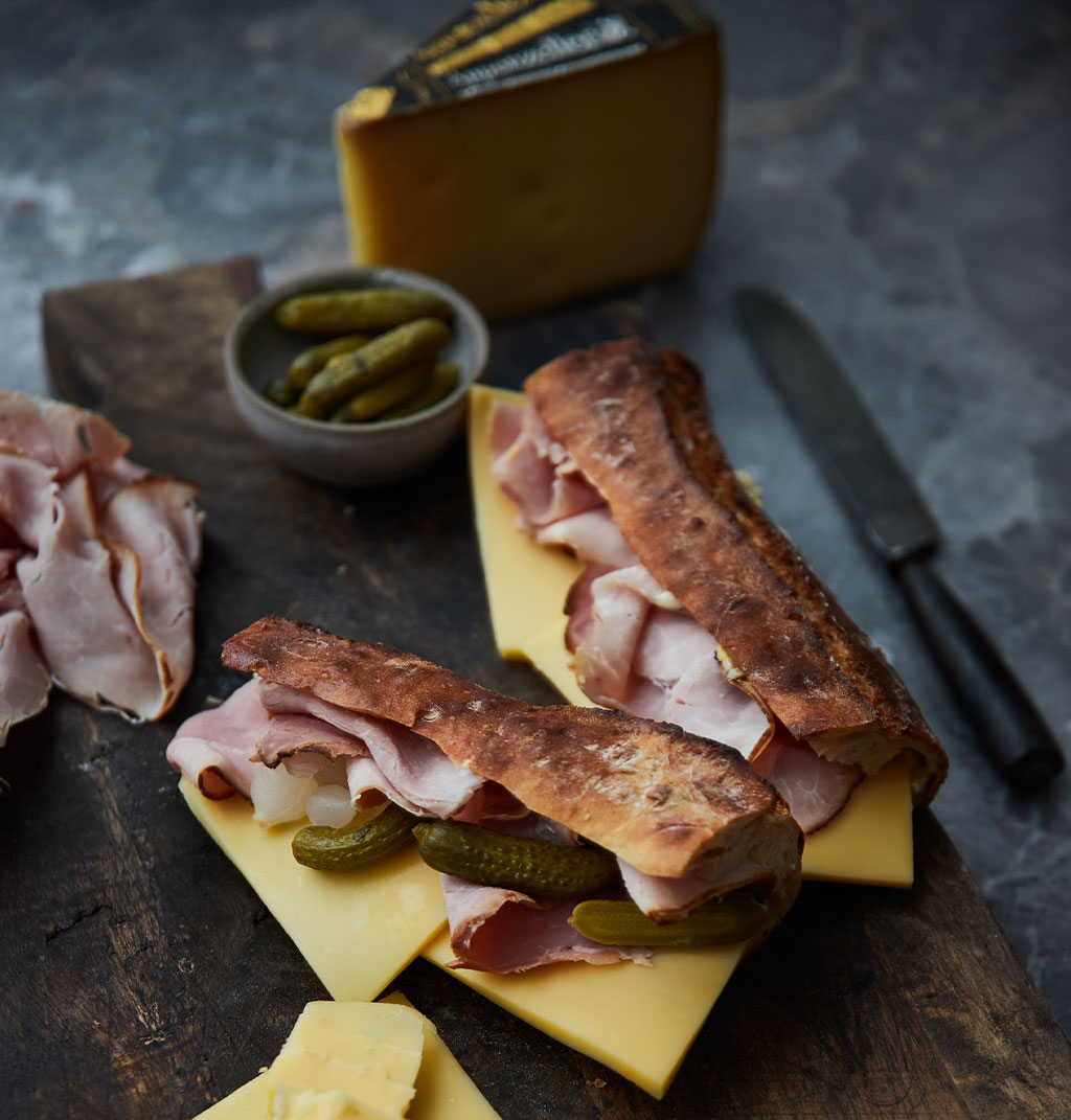 Rustik surdejsbaguette med Appenzeller® Black Label, røget skinke og ...