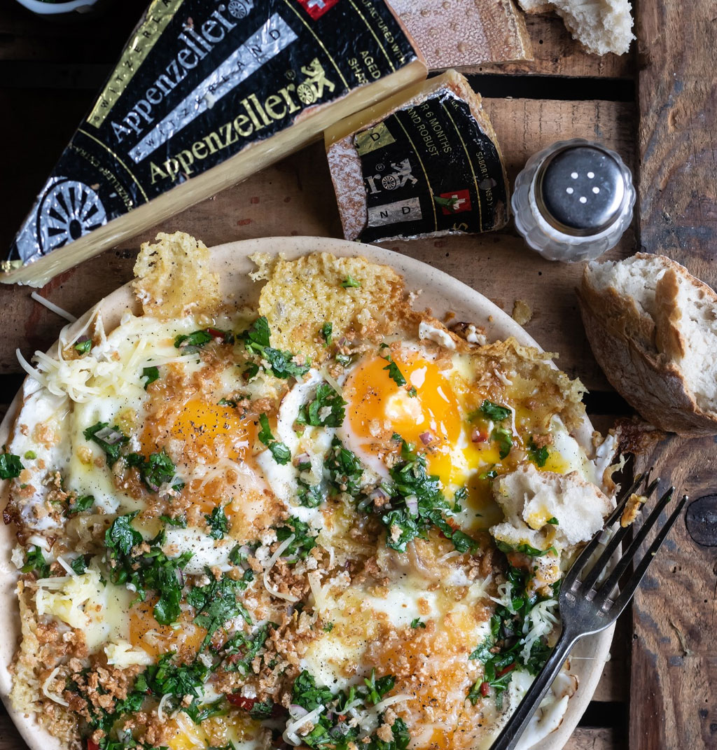Cheesy eggs, chimichurri, chapelure Panko et Appenzeller® Extra – The ...
